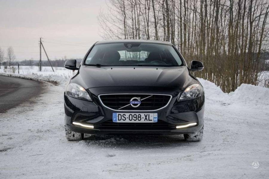 Black Volvo V40 2015 in Elektrenai, with an engine capacity of 1.98 L and mileage of 250 thousand km for 7350 €, photo 8 on AUTOMOTO.COM.LV