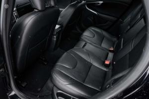 Black Volvo V40 2015 in Elektrenai, with an engine capacity of 1.98 L and mileage of 250 thousand km for 7350 €, photo 11 on AUTOMOTO.COM.LV