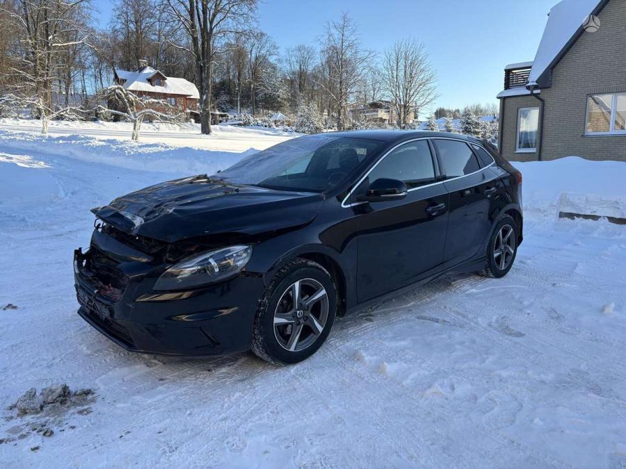 Melns Volvo V40 2015 Raseiniai, ar dzinēja tilpumu 1.97 L un nobraukumu 248 tūkst. km par 2500 €, foto 1 vietnē AUTOMOTO.COM.LV