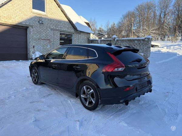 Black Volvo V40 2015 in Raseiniai, with an engine capacity of 1.97 L and mileage of 248 thousand km for 2500 €, photo 2 on AUTOMOTO.COM.LV