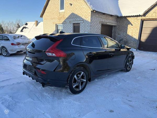 Black Volvo V40 2015 in Raseiniai, with an engine capacity of 1.97 L and mileage of 248 thousand km for 2500 €, photo 3 on AUTOMOTO.COM.LV