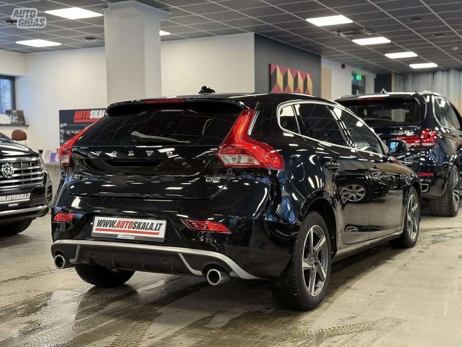 Black Volvo V40 2015 in Klaipeda, with an engine capacity of 2.00 L and mileage of 255 thousand km for 7950 €, photo 2 on AUTOMOTO.COM.LV