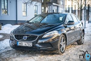Melns Volvo V40 2015 Rīga, ar dzinēja tilpumu 2.00 L un nobraukumu 190 tūkst. km par 6490 €, foto  vietnē AUTOMOTO.COM.LV