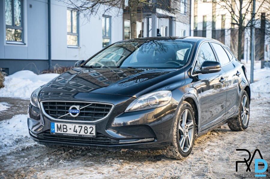 Melns Volvo V40 2015 Rīga, ar dzinēja tilpumu 2.00 L un nobraukumu 190 tūkst. km par 6490 €, foto 1 vietnē AUTOMOTO.COM.LV