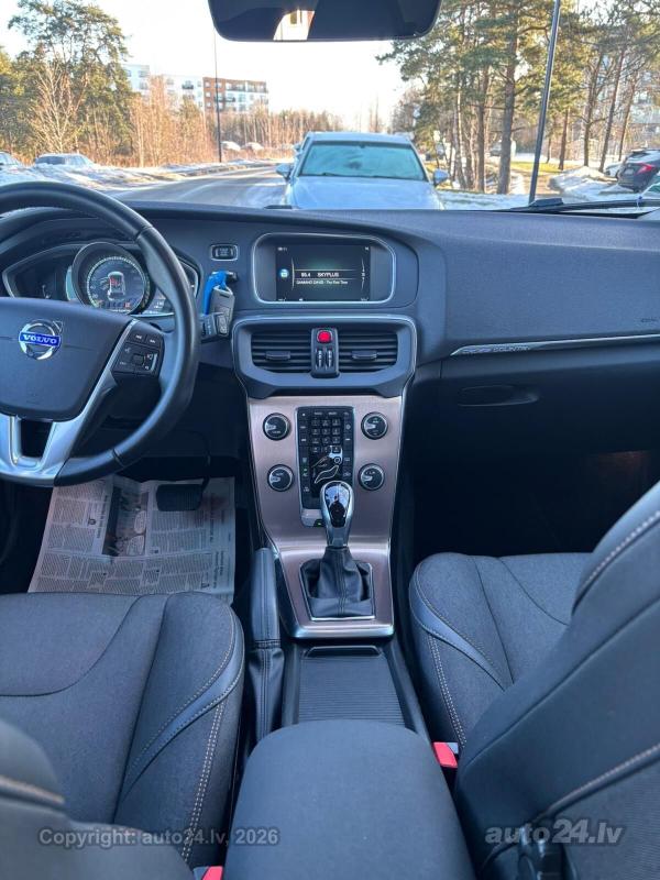 Melns Volvo V40 2015 Tallina, ar dzinēja tilpumu 2.00 L un nobraukumu 158 tūkst. km par 13900 €, foto 11 vietnē AUTOMOTO.COM.LV