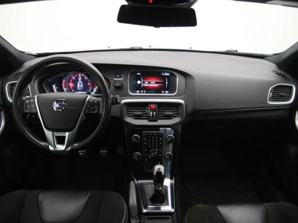 Black Volvo V40 2015 in Vilnius, with an engine capacity of 2.00 L and mileage of 272 thousand km for 7099 €, photo 2 on AUTOMOTO.COM.LV