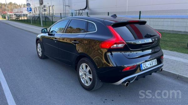 Black Volvo V40 2015 in Riga, with an engine capacity of 2.00 L and mileage of 252 thousand km for 6900 €, photo 4 on AUTOMOTO.COM.LV