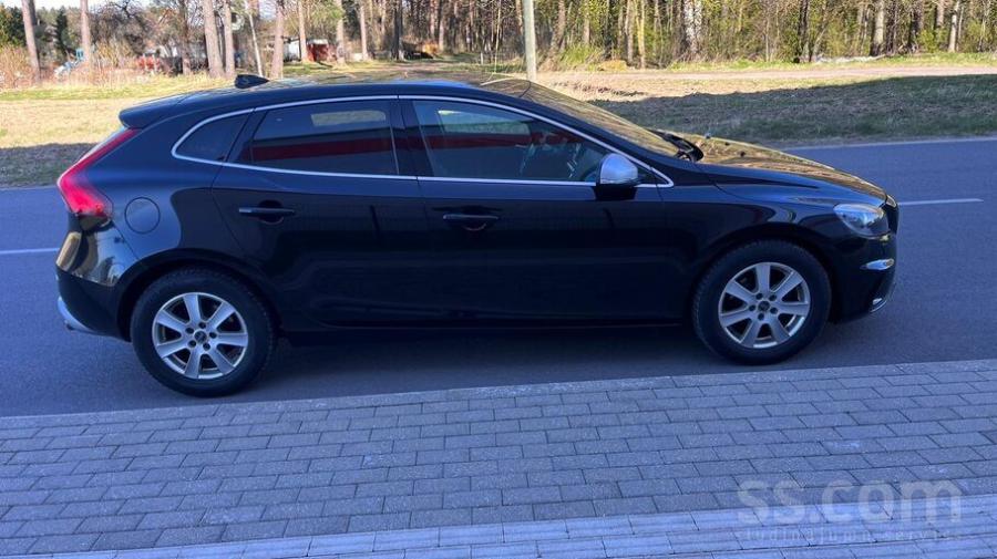 Black Volvo V40 2015 in Riga, with an engine capacity of 2.00 L and mileage of 252 thousand km for 6900 €, photo 7 on AUTOMOTO.COM.LV