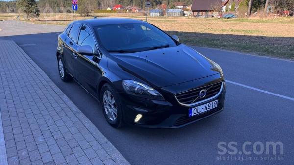 Black Volvo V40 2015 in Riga, with an engine capacity of 2.00 L and mileage of 252 thousand km for 6900 €, photo 7 on AUTOMOTO.COM.LV