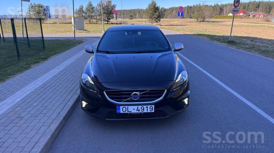 Black Volvo V40 2015 in Riga, with an engine capacity of 2.00 L and mileage of 252 thousand km for 6900 €, photo 9 on AUTOMOTO.COM.LV