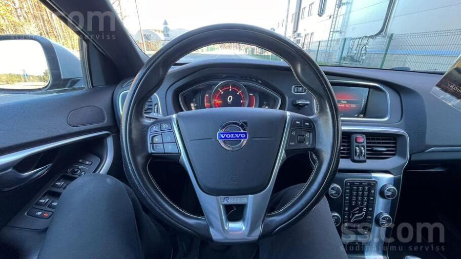 Black Volvo V40 2015 in Riga, with an engine capacity of 2.00 L and mileage of 252 thousand km for 6900 €, photo 16 on AUTOMOTO.COM.LV