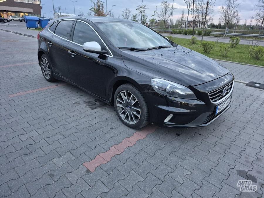 Черный Вольво В40 2015 в Вильнюс, объемом двигателя 2.00 л и пробегом 300 тыс. км за 6600 €, фото 3 на AUTOMOTO.COM.LV