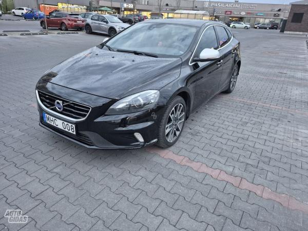 Черный Вольво В40 2015 в Вильнюс, объемом двигателя 2.00 л и пробегом 300 тыс. км за 6600 €, фото 3 на AUTOMOTO.COM.LV