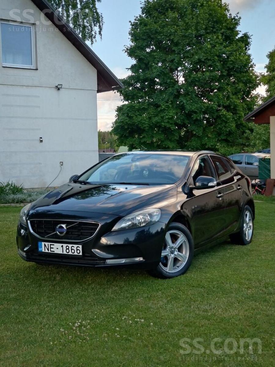 Black Volvo V40 2015 in Rezekne, with an engine capacity of 1.60 L and mileage of 321 thousand km for 6200 €, photo 1 on AUTOMOTO.COM.LV