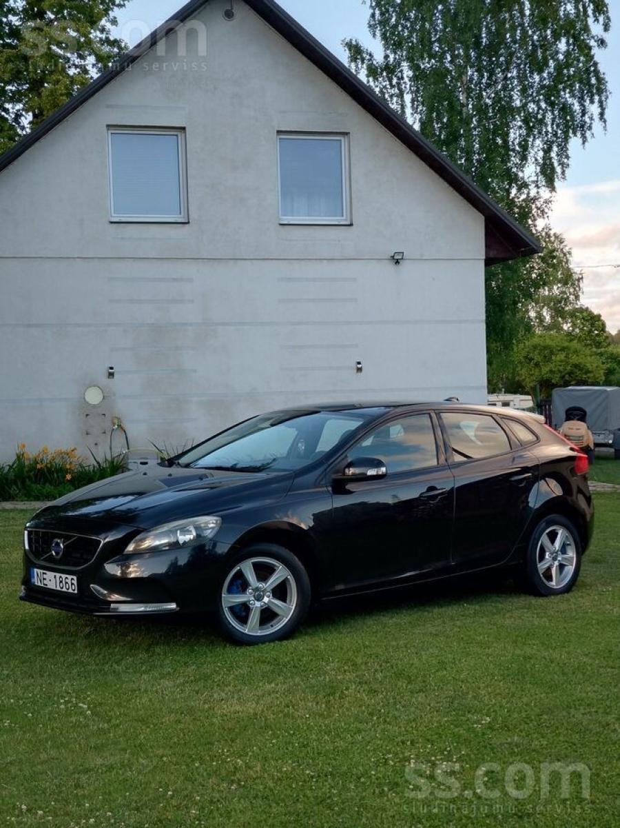 Black Volvo V40 2015 in Rezekne, with an engine capacity of 1.60 L and mileage of 321 thousand km for 6200 €, photo 3 on AUTOMOTO.COM.LV