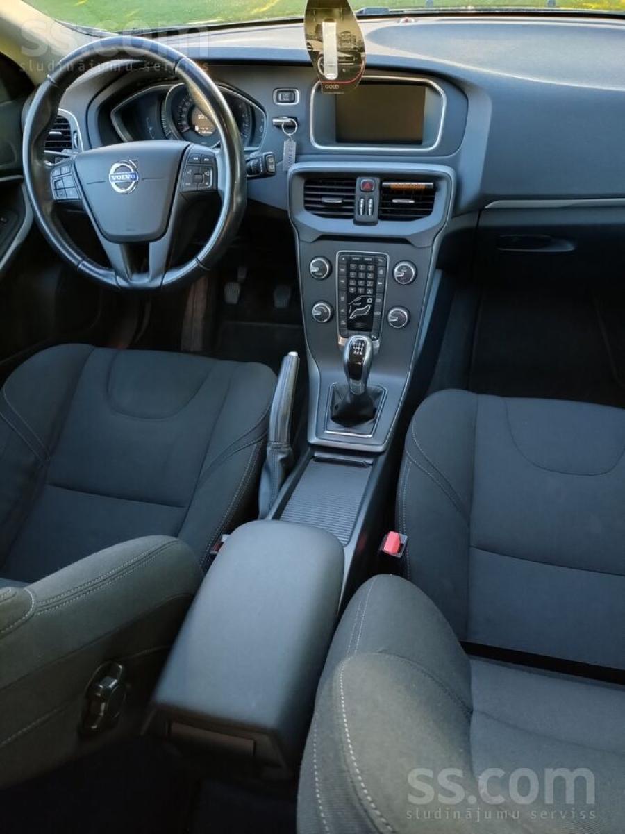 Black Volvo V40 2015 in Rezekne, with an engine capacity of 1.60 L and mileage of 321 thousand km for 6200 €, photo 9 on AUTOMOTO.COM.LV