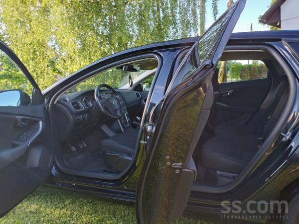 Black Volvo V40 2015 in Rezekne, with an engine capacity of 1.60 L and mileage of 321 thousand km for 6200 €, photo 9 on AUTOMOTO.COM.LV