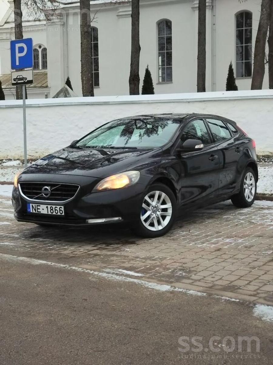 Black Volvo V40 2015 in Rezekne, with an engine capacity of 1.60 L and mileage of 321 thousand km for 6200 €, photo 13 on AUTOMOTO.COM.LV