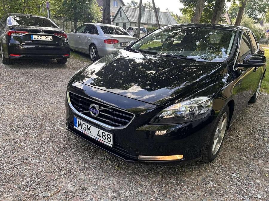 Black Volvo V40 2015 in Jurbarkas, with an engine capacity of 1.97 L and mileage of 257 thousand km for 4200 €, photo 1 on AUTOMOTO.COM.LV