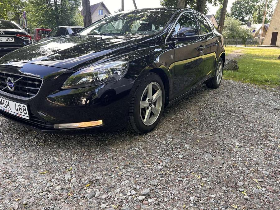 Black Volvo V40 2015 in Jurbarkas, with an engine capacity of 1.97 L and mileage of 257 thousand km for 4200 €, photo 3 on AUTOMOTO.COM.LV