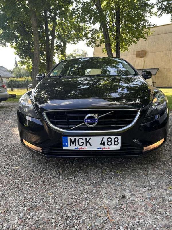 Black Volvo V40 2015 in Jurbarkas, with an engine capacity of 1.97 L and mileage of 257 thousand km for 4200 €, photo 3 on AUTOMOTO.COM.LV