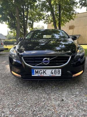 Black Volvo V40 2015 in Jurbarkas, with an engine capacity of 1.97 L and mileage of 257 thousand km for 4200 €, photo 4 on AUTOMOTO.COM.LV