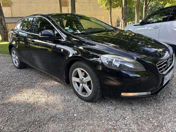 Black Volvo V40 2015 in Jurbarkas, with an engine capacity of 1.97 L and mileage of 257 thousand km for 4200 €, photo 4 on AUTOMOTO.COM.LV
