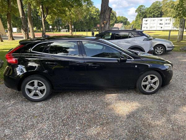 Black Volvo V40 2015 in Jurbarkas, with an engine capacity of 1.97 L and mileage of 257 thousand km for 4200 €, photo 5 on AUTOMOTO.COM.LV