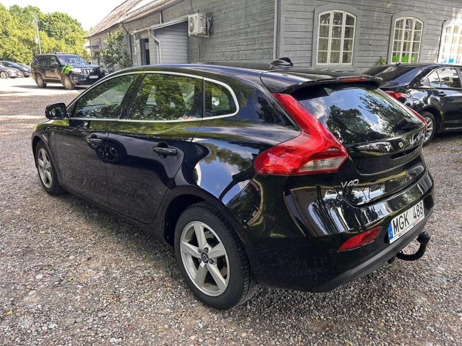 Black Volvo V40 2015 in Jurbarkas, with an engine capacity of 1.97 L and mileage of 257 thousand km for 4200 €, photo 9 on AUTOMOTO.COM.LV