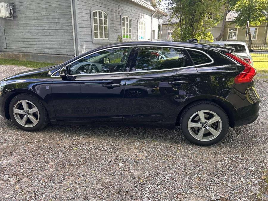 Black Volvo V40 2015 in Jurbarkas, with an engine capacity of 1.97 L and mileage of 257 thousand km for 4200 €, photo 10 on AUTOMOTO.COM.LV