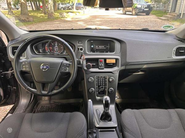 Black Volvo V40 2015 in Jurbarkas, with an engine capacity of 1.97 L and mileage of 257 thousand km for 4200 €, photo 10 on AUTOMOTO.COM.LV