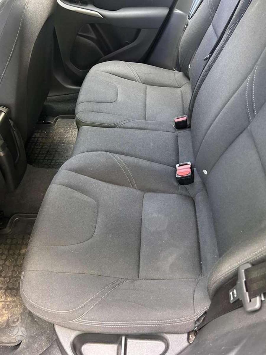 Black Volvo V40 2015 in Jurbarkas, with an engine capacity of 1.97 L and mileage of 257 thousand km for 4200 €, photo 12 on AUTOMOTO.COM.LV