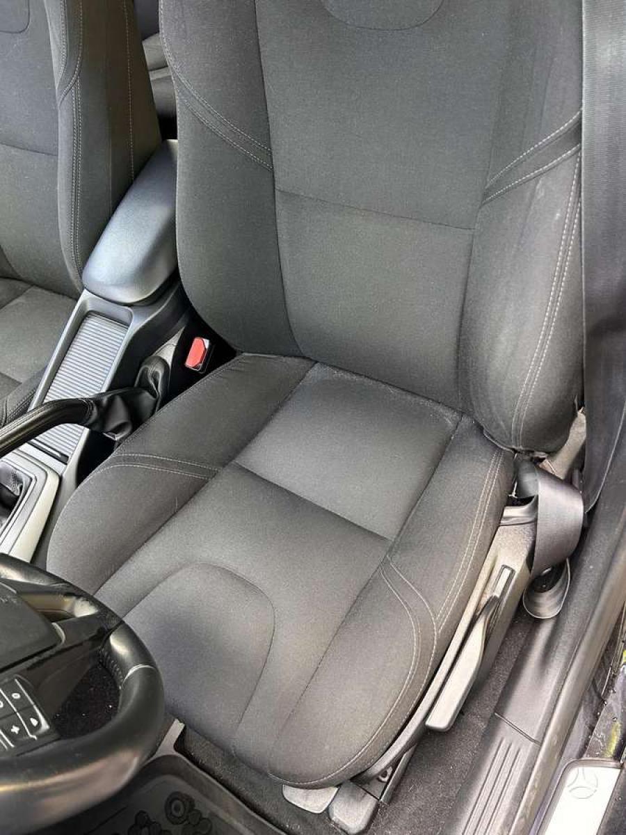 Black Volvo V40 2015 in Jurbarkas, with an engine capacity of 1.97 L and mileage of 257 thousand km for 4200 €, photo 13 on AUTOMOTO.COM.LV