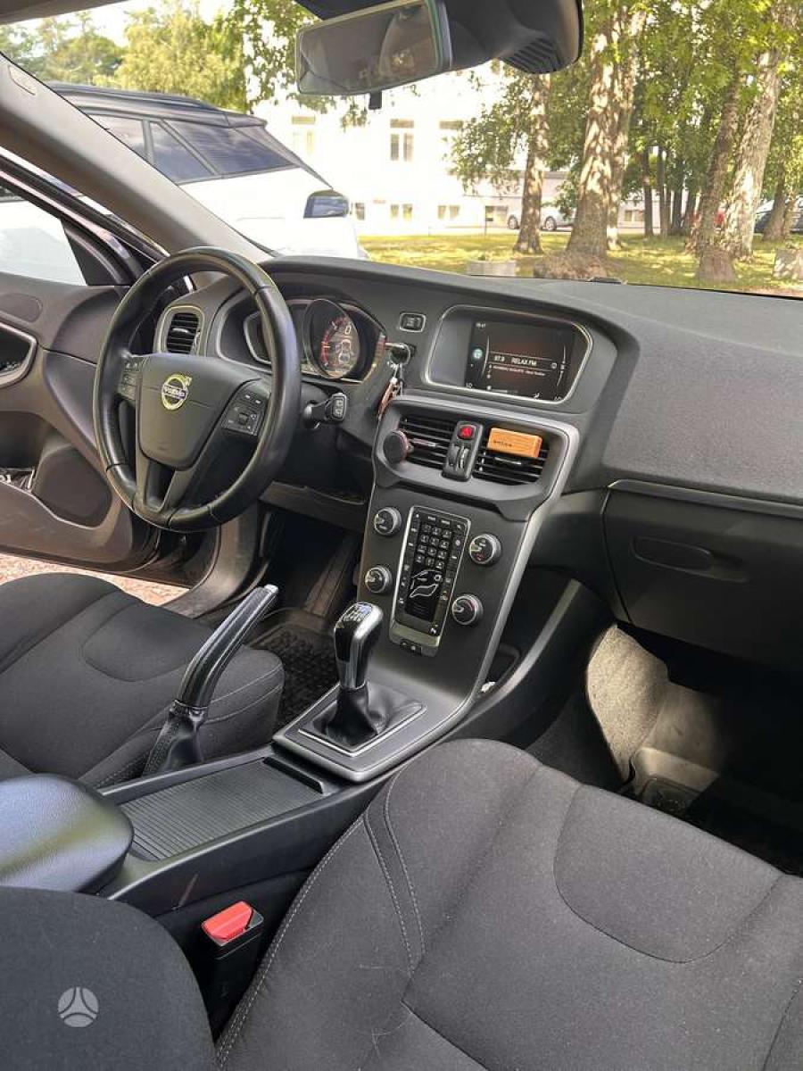 Black Volvo V40 2015 in Jurbarkas, with an engine capacity of 1.97 L and mileage of 257 thousand km for 4200 €, photo 15 on AUTOMOTO.COM.LV
