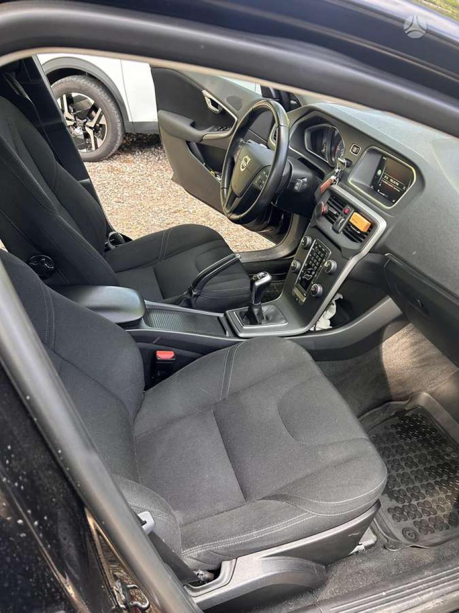 Black Volvo V40 2015 in Jurbarkas, with an engine capacity of 1.97 L and mileage of 257 thousand km for 4200 €, photo 16 on AUTOMOTO.COM.LV