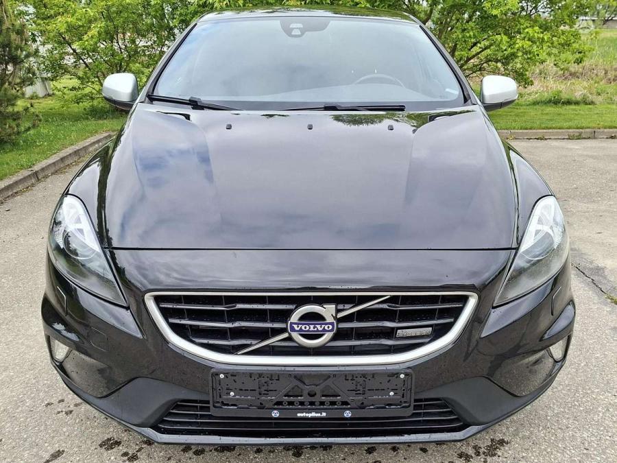 Black Volvo V40 2015 in Ukmerge, with an engine capacity of 2.00 L and mileage of 214 thousand km for 5750 €, photo 3 on AUTOMOTO.COM.LV