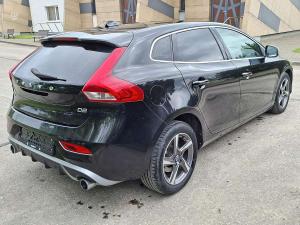 Black Volvo V40 2015 in Ukmerge, with an engine capacity of 2.00 L and mileage of 214 thousand km for 5750 €, photo 5 on AUTOMOTO.COM.LV
