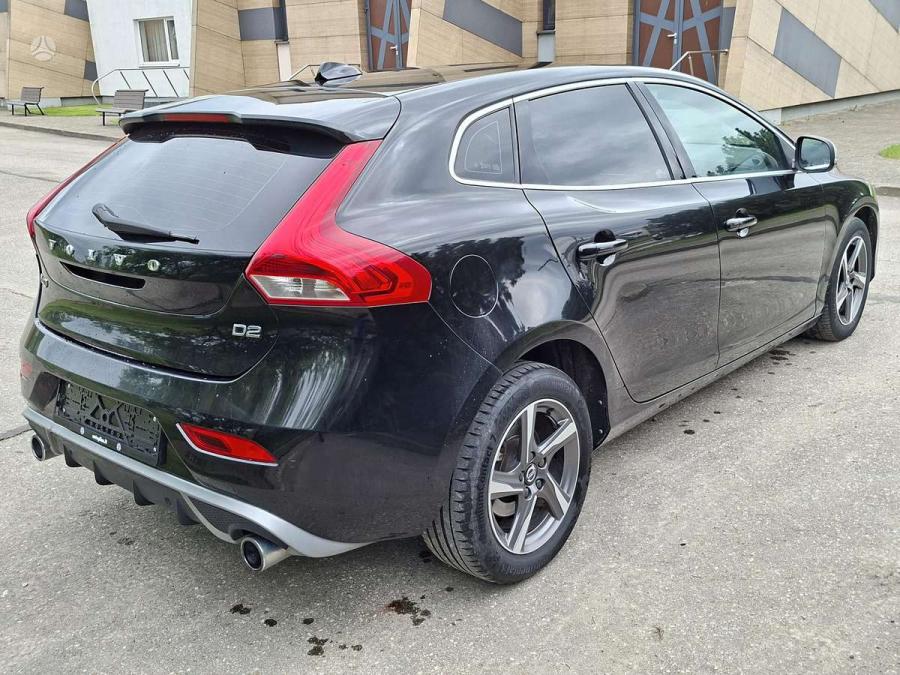 Black Volvo V40 2015 in Ukmerge, with an engine capacity of 2.00 L and mileage of 214 thousand km for 5750 €, photo 5 on AUTOMOTO.COM.LV