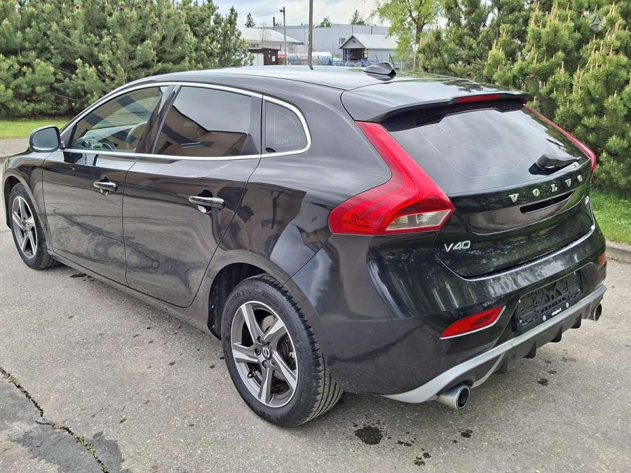 Black Volvo V40 2015 in Ukmerge, with an engine capacity of 2.00 L and mileage of 214 thousand km for 5750 €, photo 7 on AUTOMOTO.COM.LV