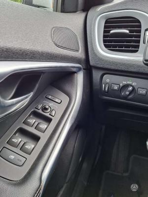 Black Volvo V40 2015 in Ukmerge, with an engine capacity of 2.00 L and mileage of 214 thousand km for 5750 €, photo 10 on AUTOMOTO.COM.LV