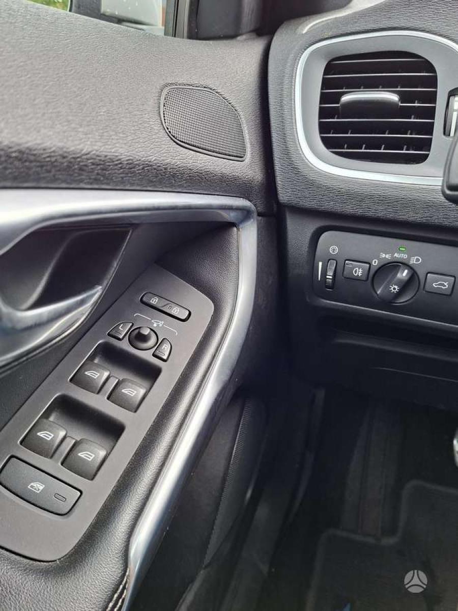 Black Volvo V40 2015 in Ukmerge, with an engine capacity of 2.00 L and mileage of 214 thousand km for 5750 €, photo 10 on AUTOMOTO.COM.LV