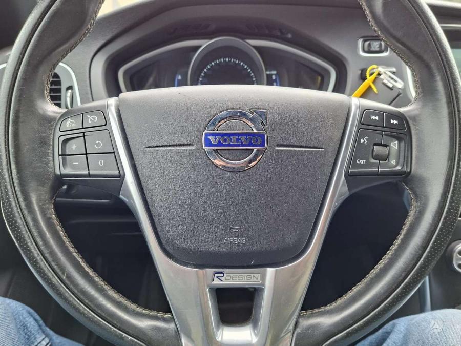 Black Volvo V40 2015 in Ukmerge, with an engine capacity of 2.00 L and mileage of 214 thousand km for 5750 €, photo 11 on AUTOMOTO.COM.LV