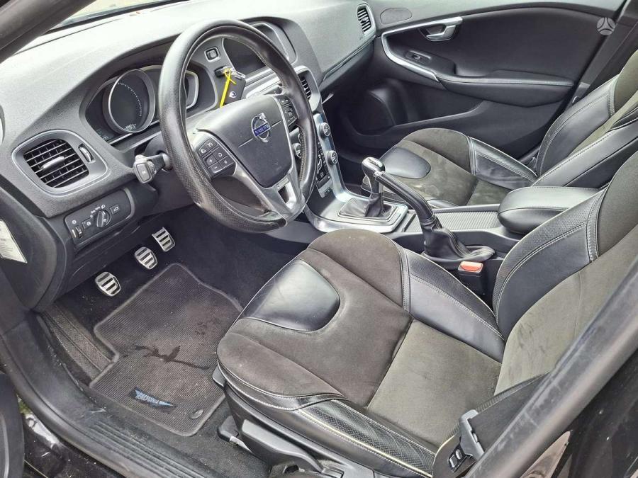 Black Volvo V40 2015 in Ukmerge, with an engine capacity of 2.00 L and mileage of 214 thousand km for 5750 €, photo 13 on AUTOMOTO.COM.LV