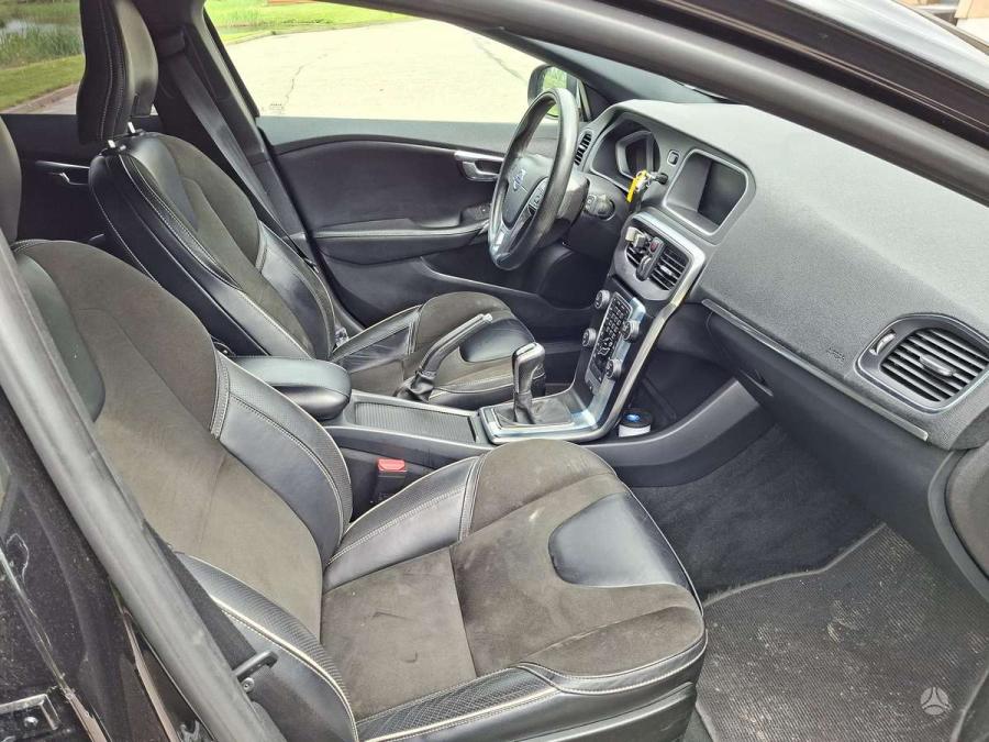 Black Volvo V40 2015 in Ukmerge, with an engine capacity of 2.00 L and mileage of 214 thousand km for 5750 €, photo 14 on AUTOMOTO.COM.LV