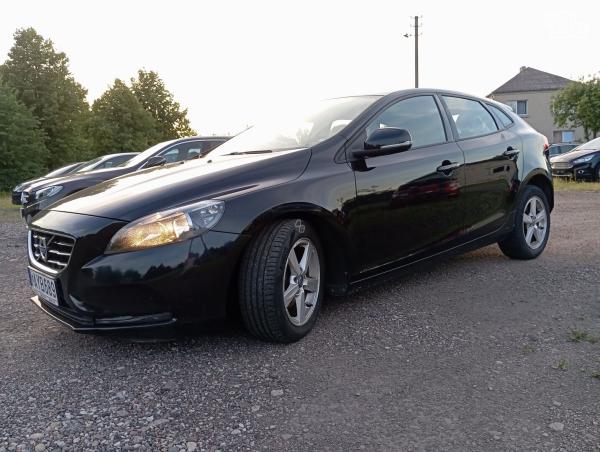 Black Volvo V40 2015 in Sakiai, with an engine capacity of 1.60 L and mileage of 315 thousand km for 4900 €, photo 1 on AUTOMOTO.COM.LV