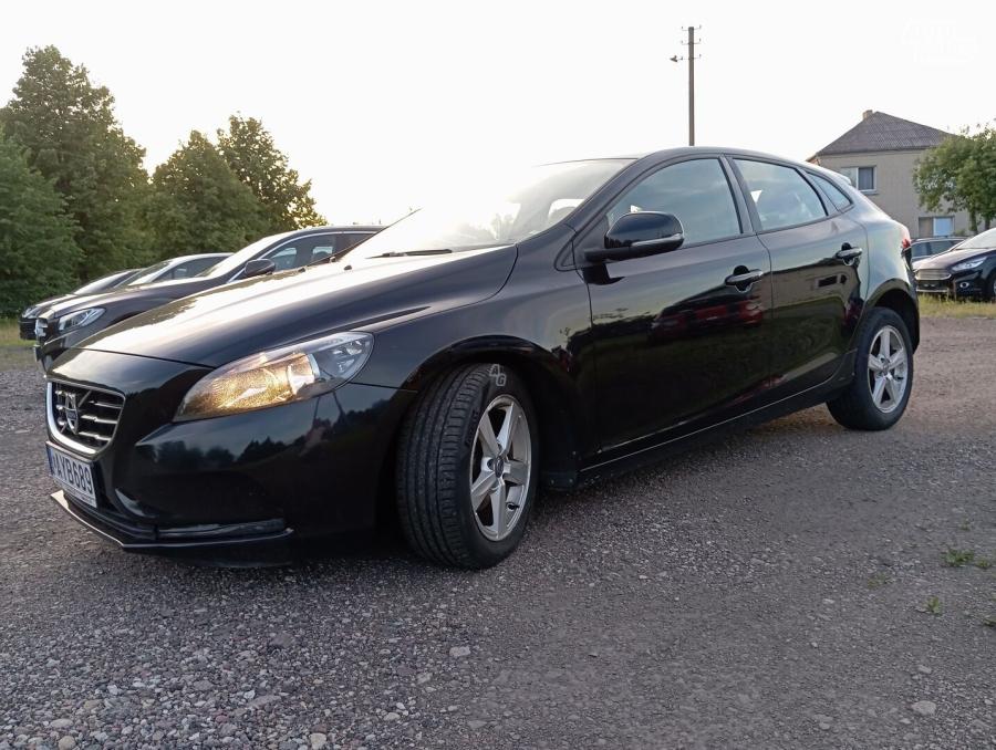 Black Volvo V40 2015 in Sakiai, with an engine capacity of 1.60 L and mileage of 315 thousand km for 4900 €, photo 1 on AUTOMOTO.COM.LV