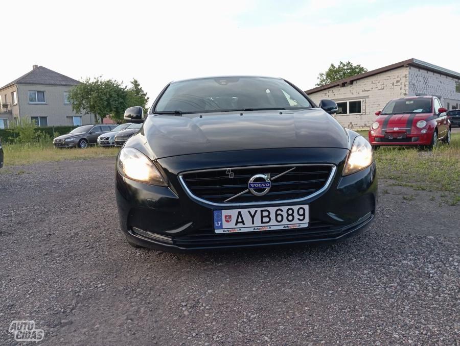 Black Volvo V40 2015 in Sakiai, with an engine capacity of 1.60 L and mileage of 315 thousand km for 4900 €, photo 3 on AUTOMOTO.COM.LV