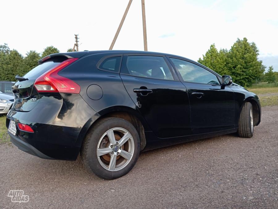 Black Volvo V40 2015 in Sakiai, with an engine capacity of 1.60 L and mileage of 315 thousand km for 4900 €, photo 5 on AUTOMOTO.COM.LV