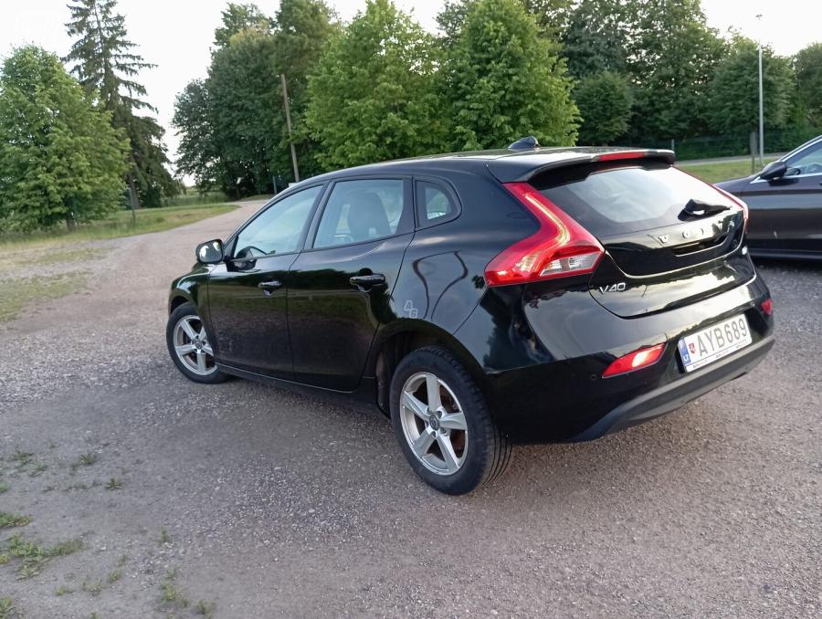 Black Volvo V40 2015 in Sakiai, with an engine capacity of 1.60 L and mileage of 315 thousand km for 4900 €, photo 7 on AUTOMOTO.COM.LV