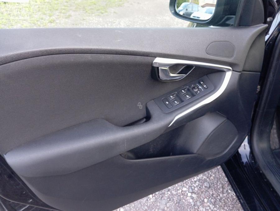Black Volvo V40 2015 in Sakiai, with an engine capacity of 1.60 L and mileage of 315 thousand km for 4900 €, photo 14 on AUTOMOTO.COM.LV